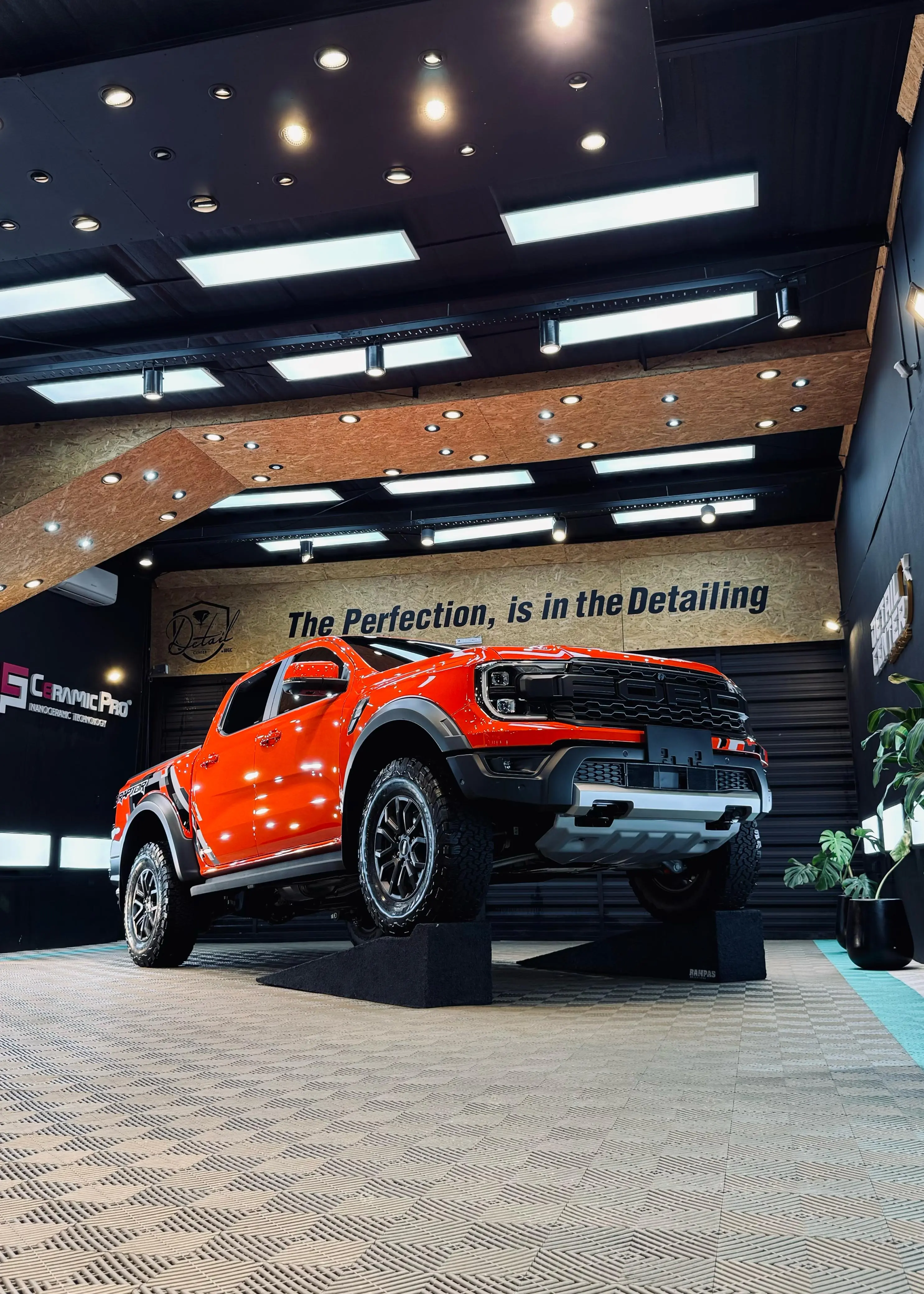 Detail Center